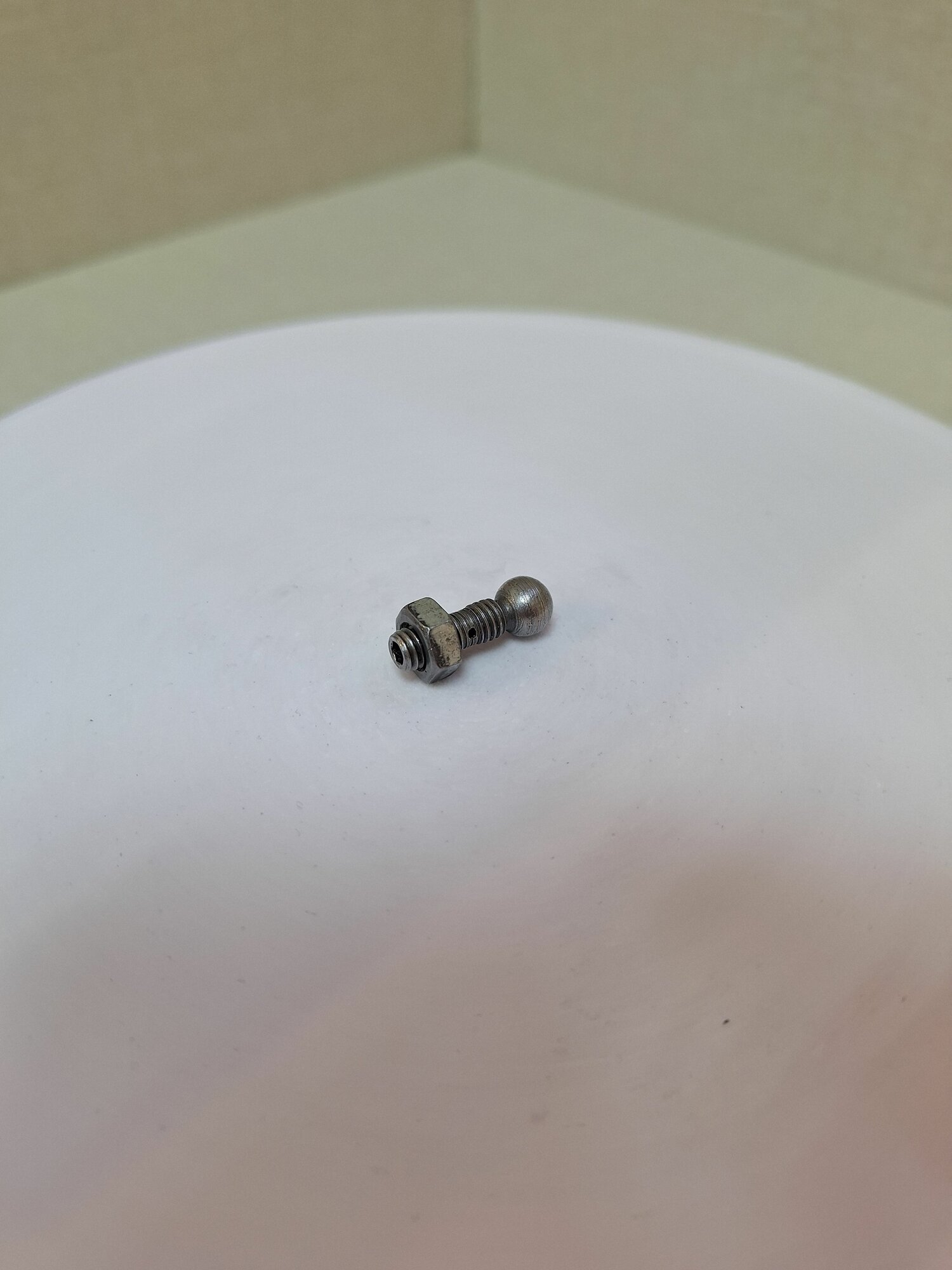 5270357 Болт регулировочный коромысла (шарик коромысла) в сборе с гайкой ISF2.8