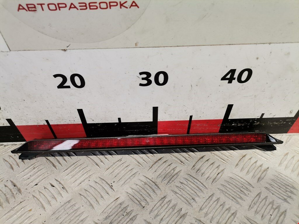 Фонарь дополнительный тормозной (стоп-сигнал) Volkswagen Golf 4 1J6945131C арт. 1520153