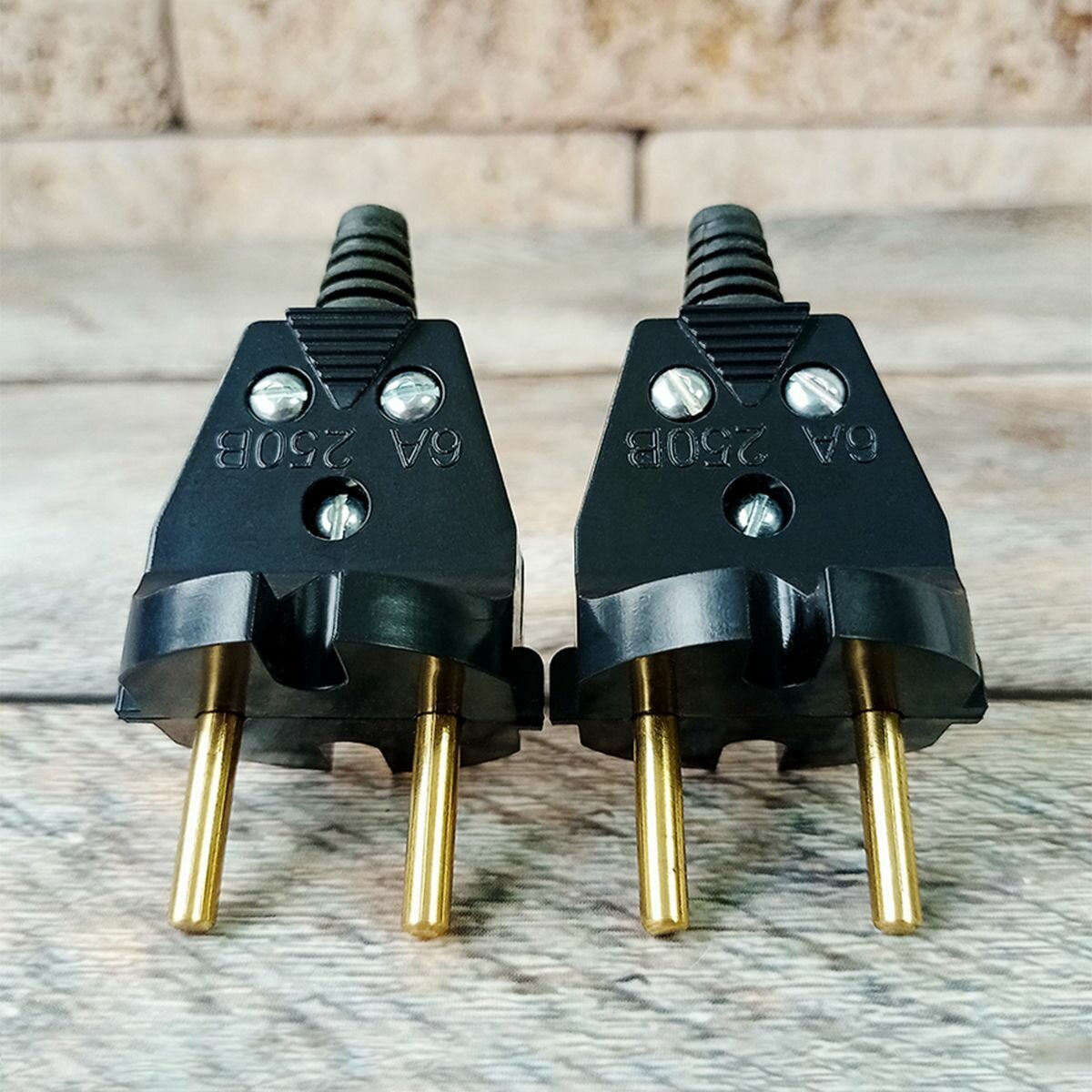 Вилка электрическая черная 2 шт.