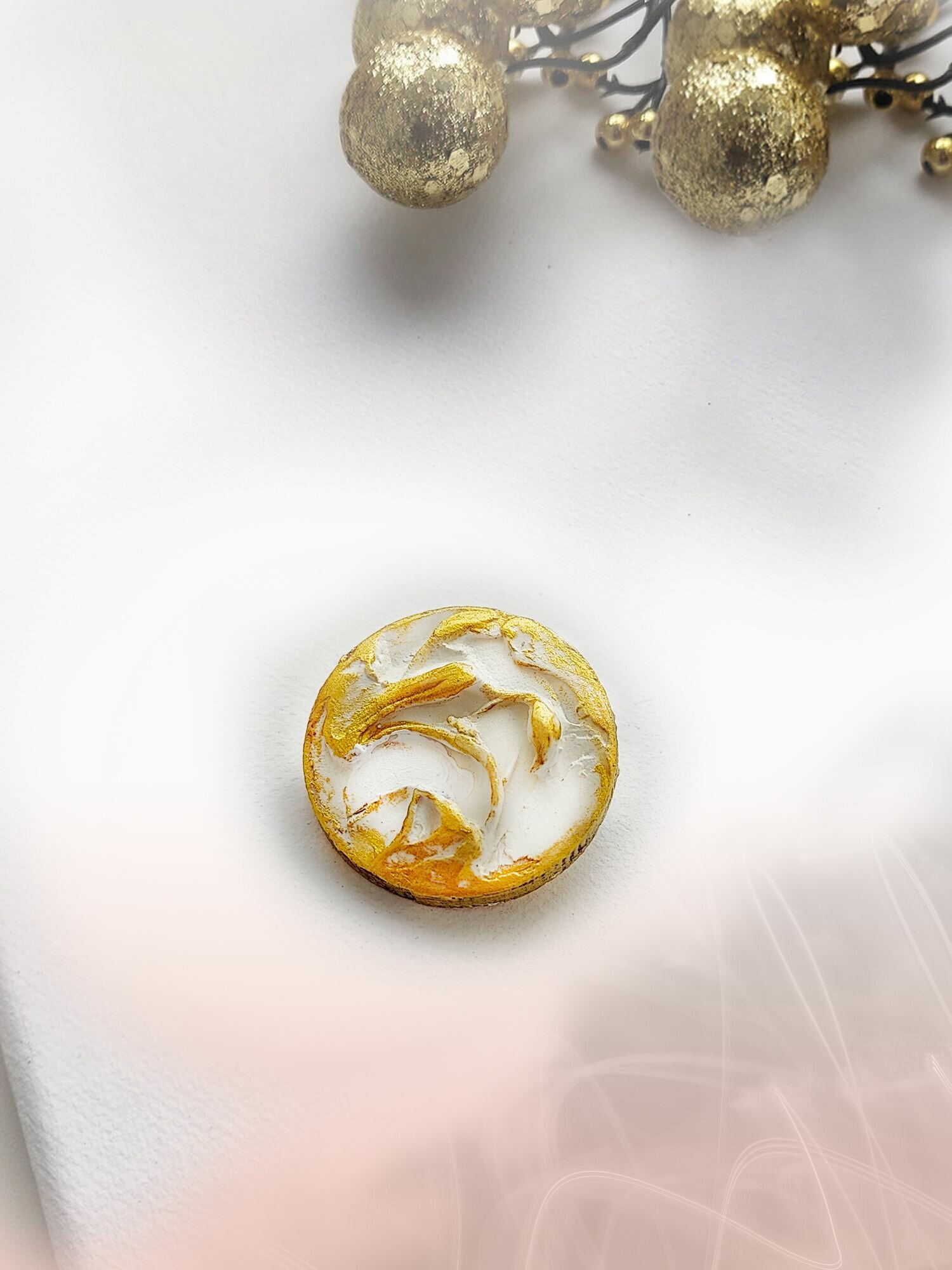 Брошь, дерево