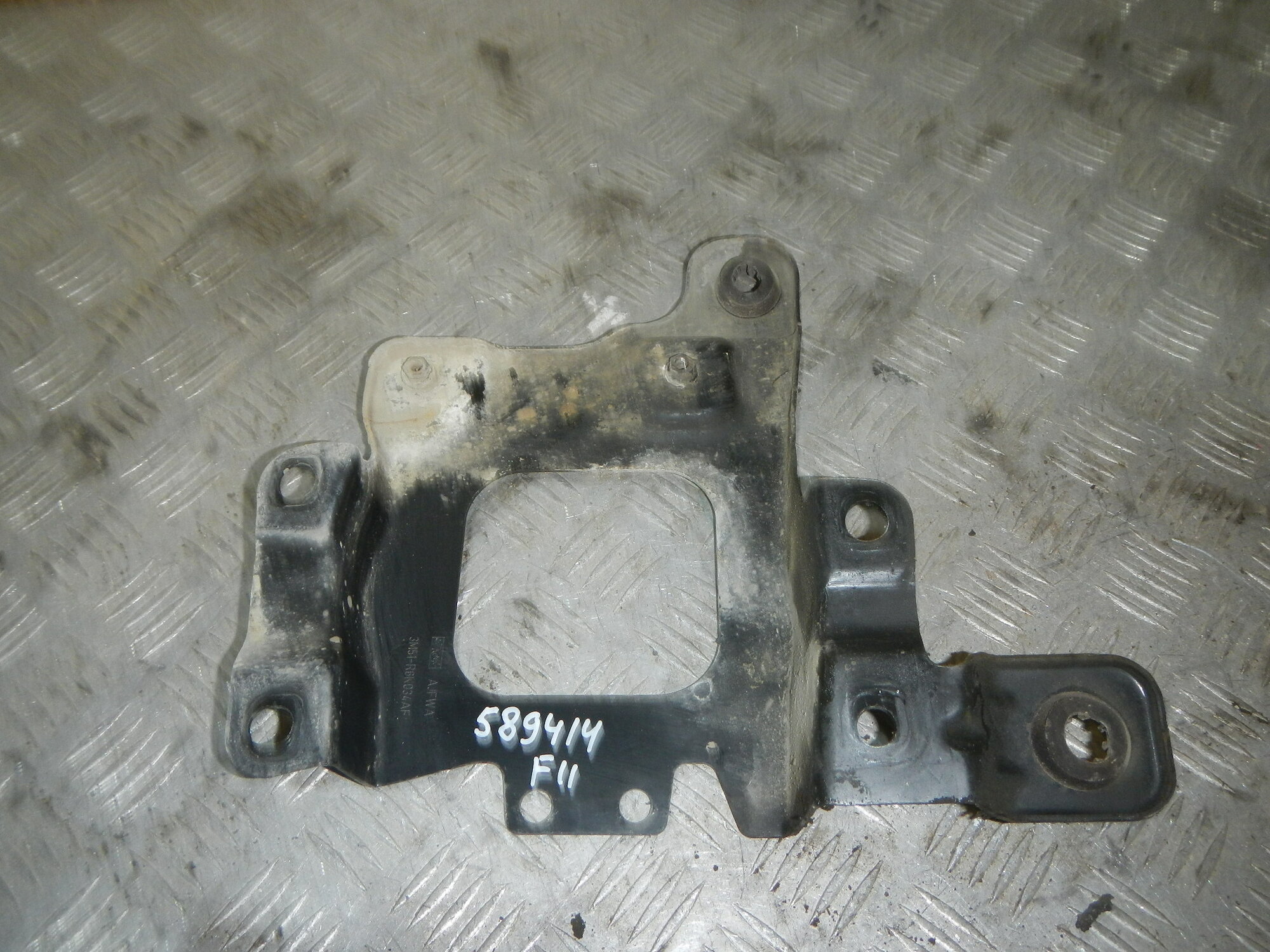 Б/У Крепление АКБ (корпус/подставка), Ford (Форд)-FOCUS 2 (05-08) FORD FOCUS 2 (05-08) Без повреждений. 589414 FORD арт....