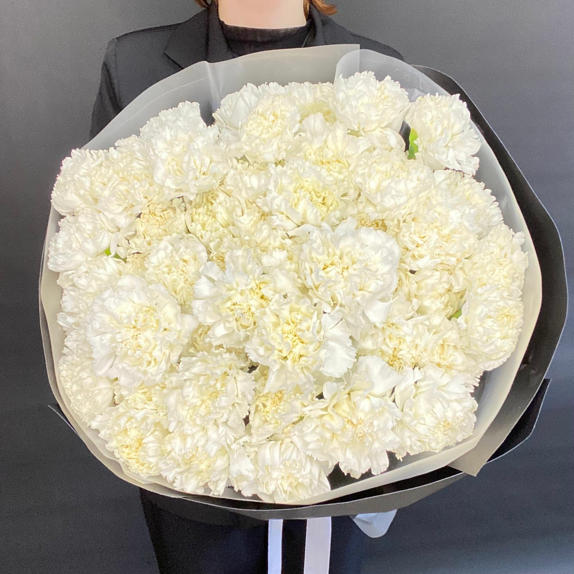 Белые диантусы (51 диантус), высота букета 40 см, ширина 30 см