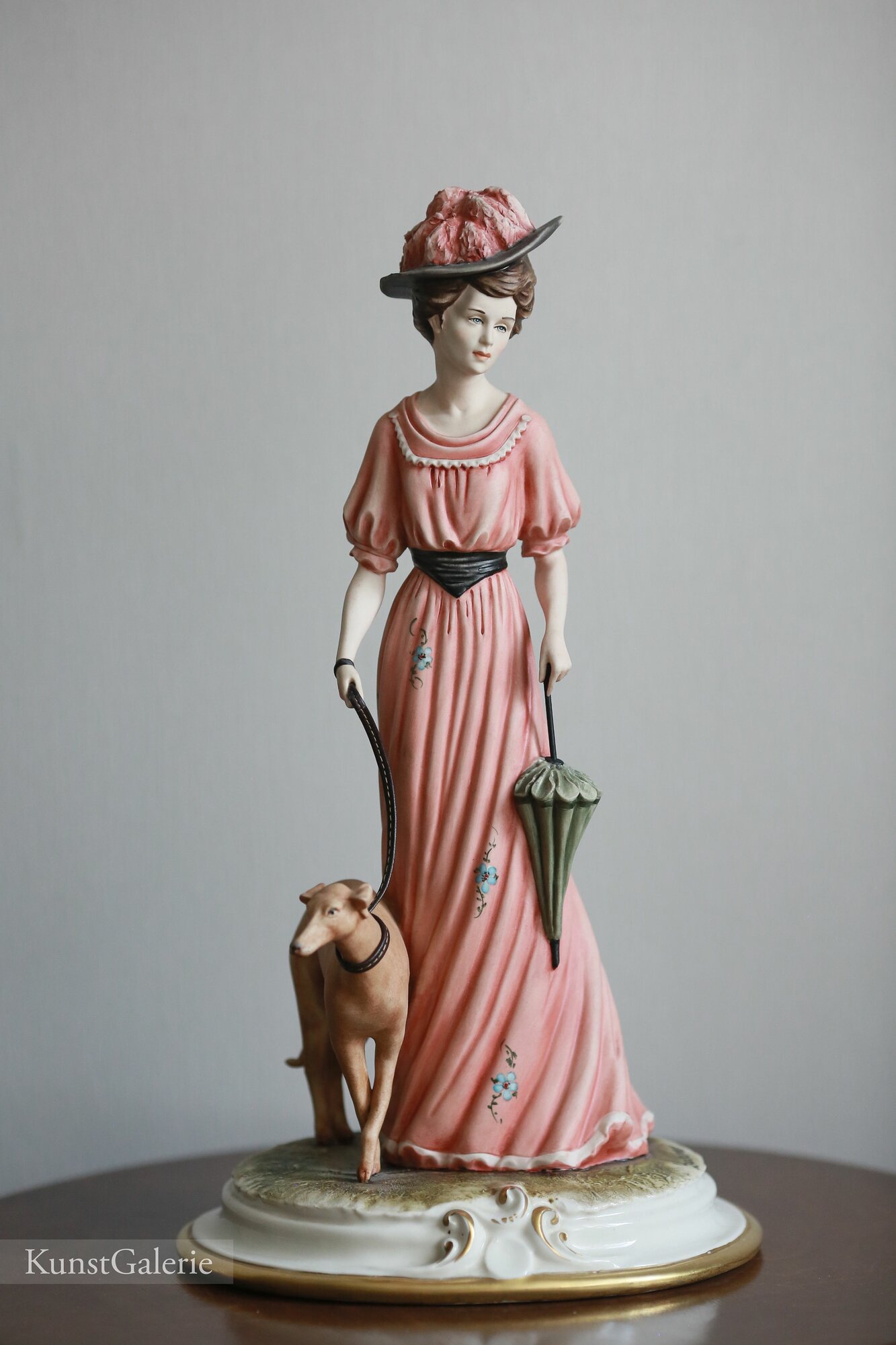 "Леди с левреткой" - Фарфоровая статуэтка Каподимонте - мастер Luciano - Capodimonte, Оригинал Made in Italy