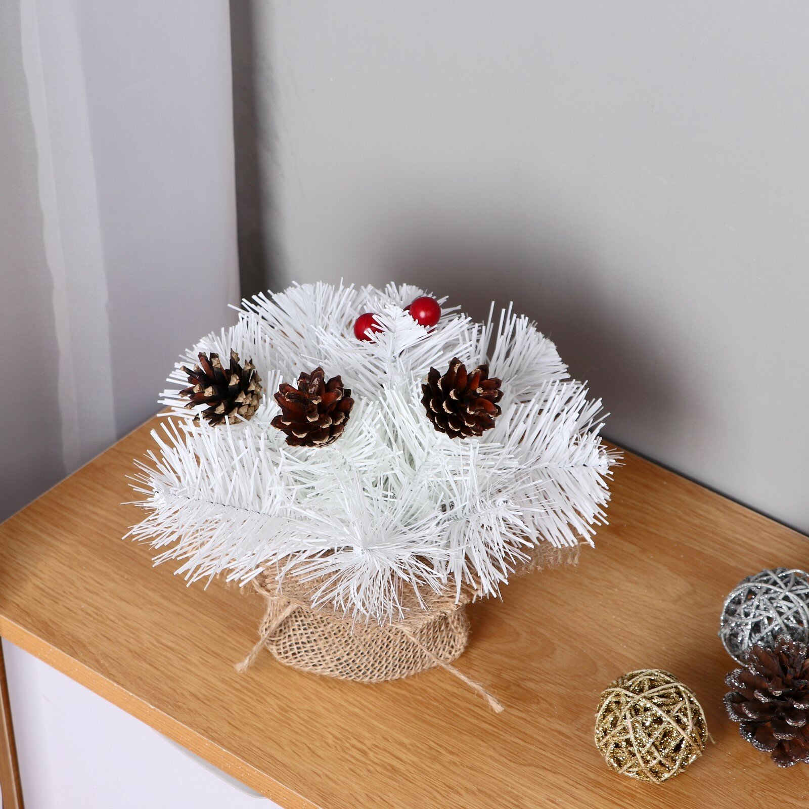 Новогодняя хвойная композиция на стол 20 см «Скандинавия премиум», заснеженная, декор шишки, ягоды