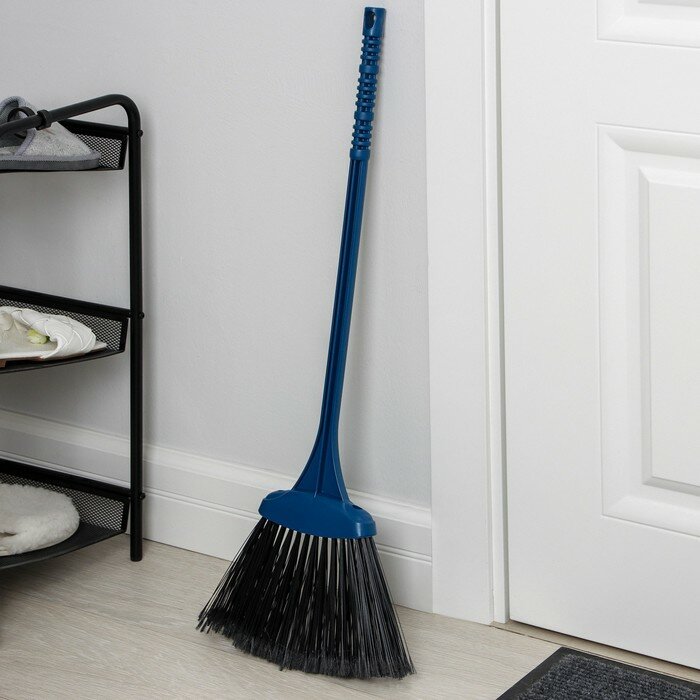 Веник жёсткий Альтернатива, с черенком, пластик, 74×14×4 см, микс