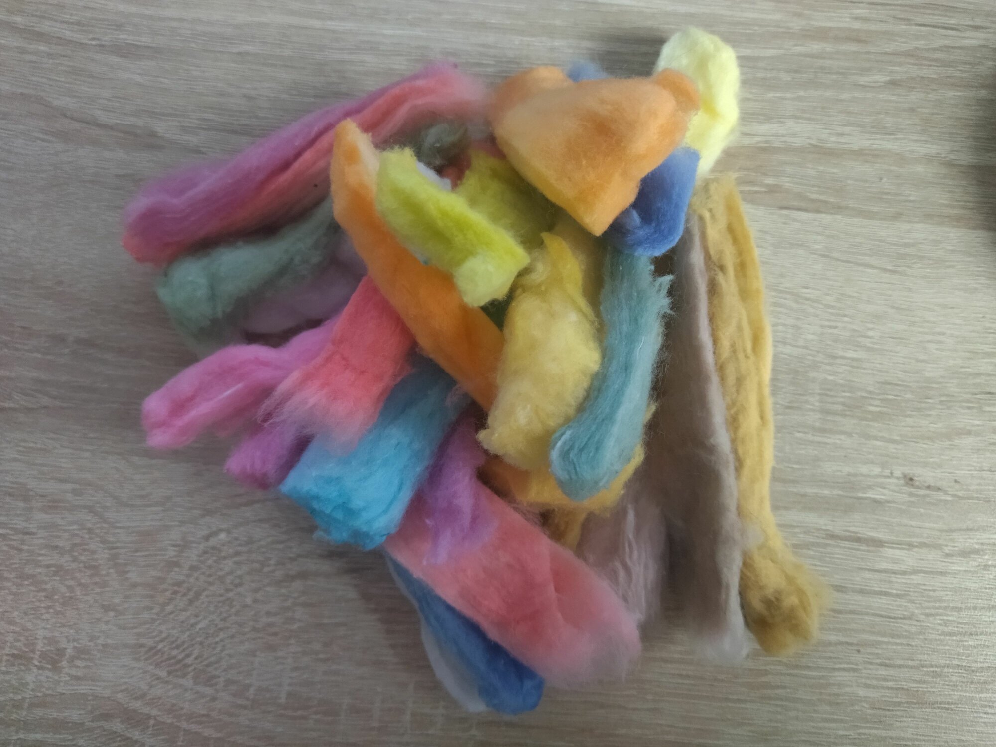 Набор лоскутков и обрезков, вата цветная, хлопок 100%, окрашенная, цвета - микс, 25 шт. Размеры кусков в описании карточки товара. Рукоделие. Изготовление ватных, елочных игрушек.