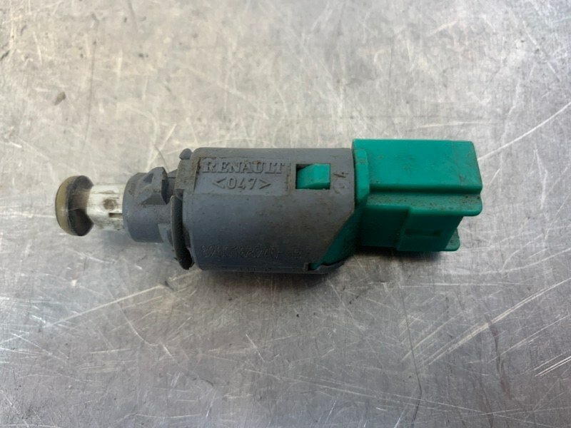 Концевик педали сцепления Renault Megane BM 2002 (б/у) 8200168240