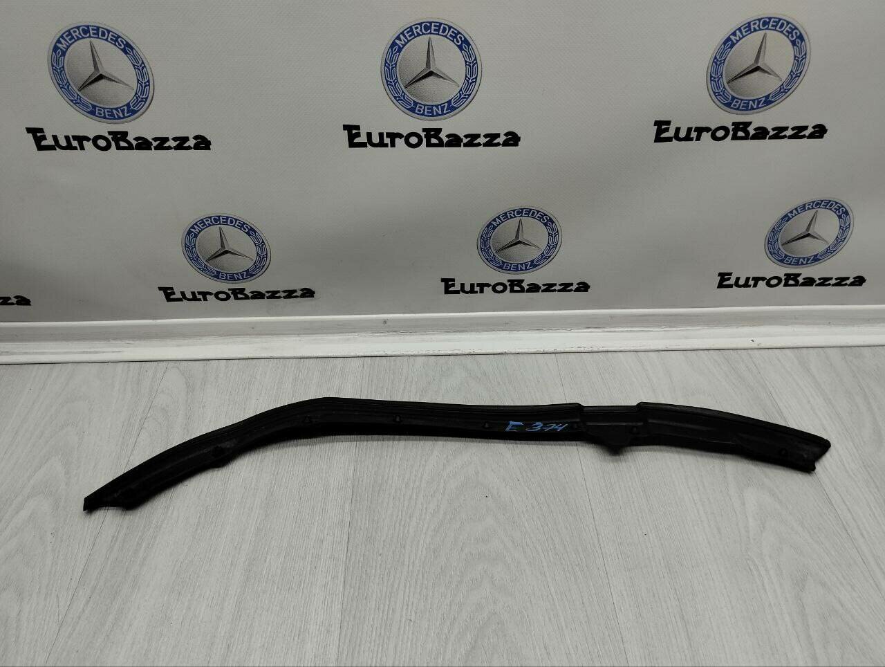 Передний уплотнитель правой двери Mercedes W203 A2037202078