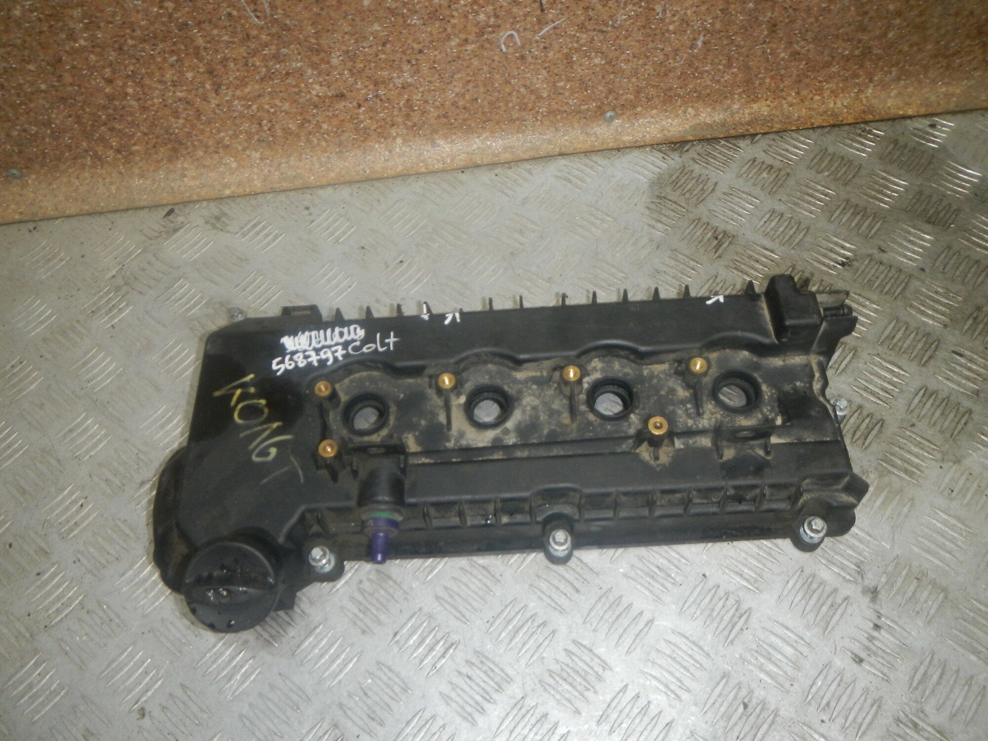 Б/У Крышка головки блока (клапанная), Mitsubishi (Митсубиси)-COLT (Z3) (04-) MITSUBISHI COLT (Z3) (04-) Отколоты куски р...