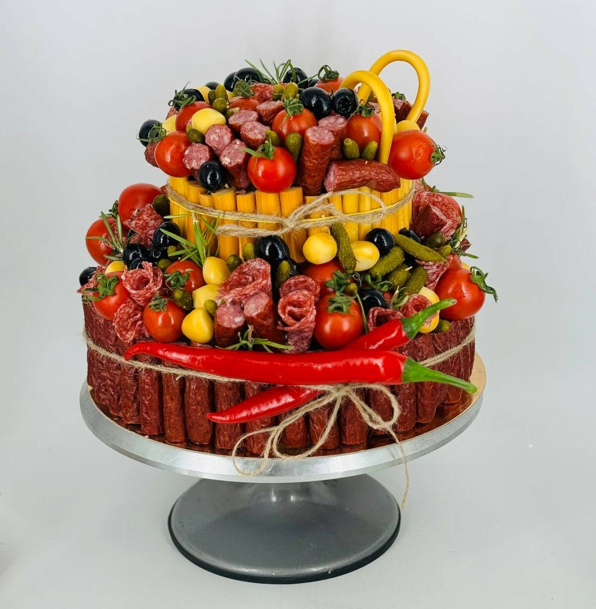 Огромный торт из колбасы и закусок. Подарок на праздник. Мясной букет