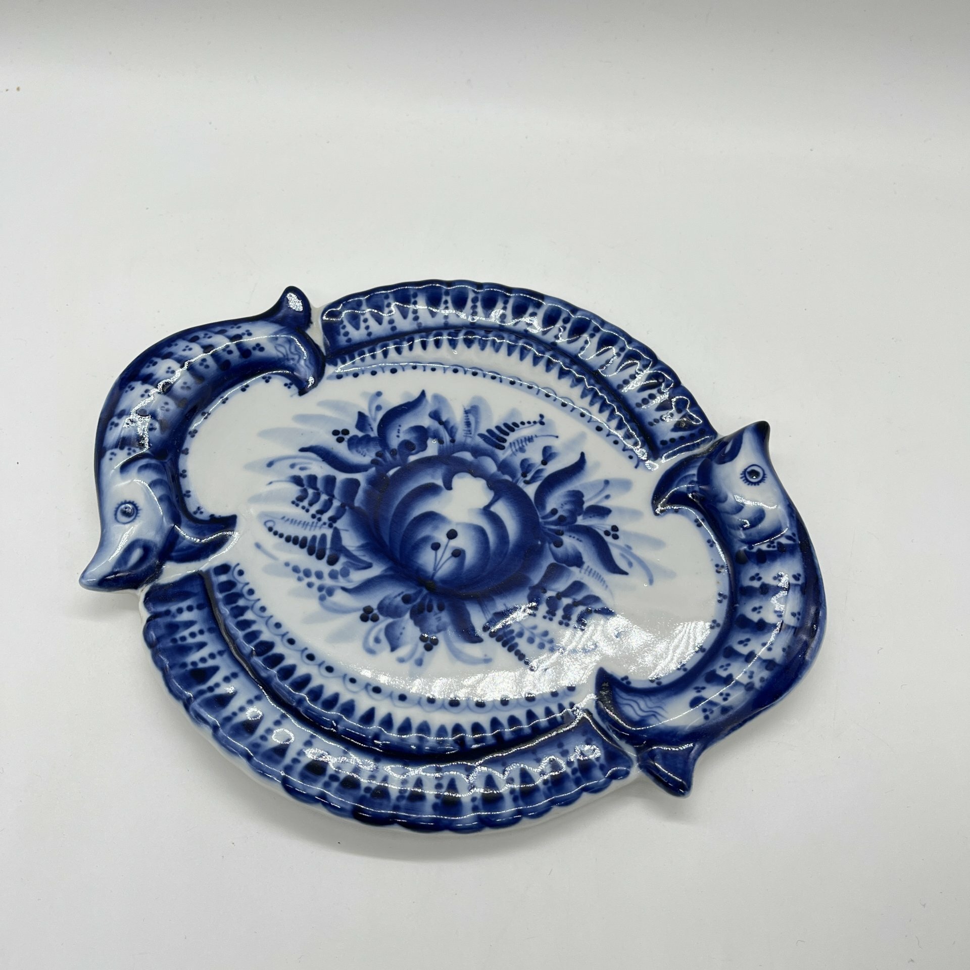 Сервировочное блюдо "Рыбы" с цветочным декором, Гжель, авт. О. Борисова, фарфор