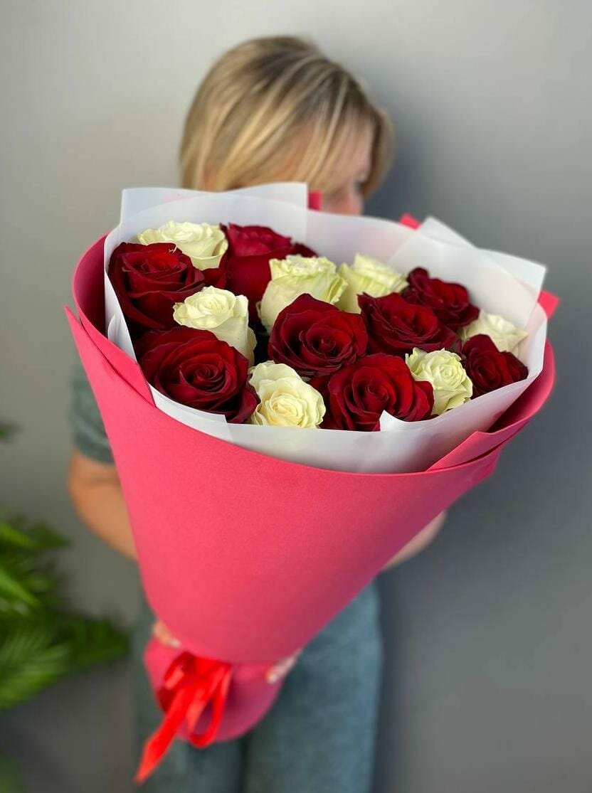 Букет живых цветов розы Эквадор, розы микс, 15 цветков, высота 60 см