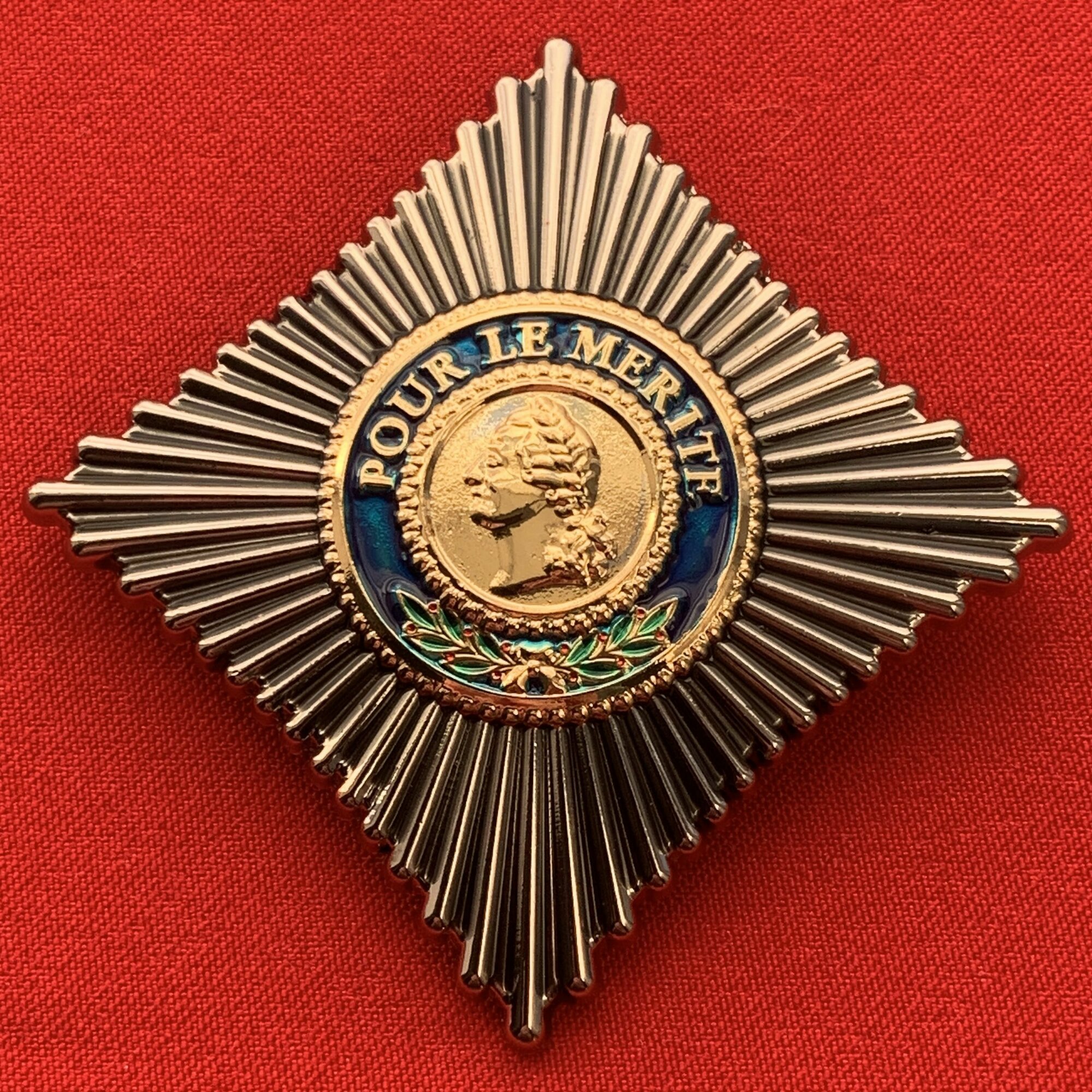 Звезда ордена Военных Заслуг, муляж иностранной награды. Размер 62х62 мм.