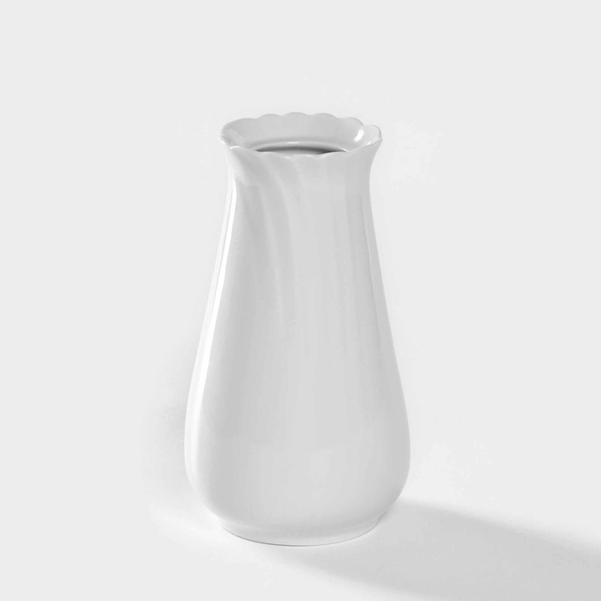 Ваза Добрушский фарфоровый завод «Голубка», настольная, фарфор, белый