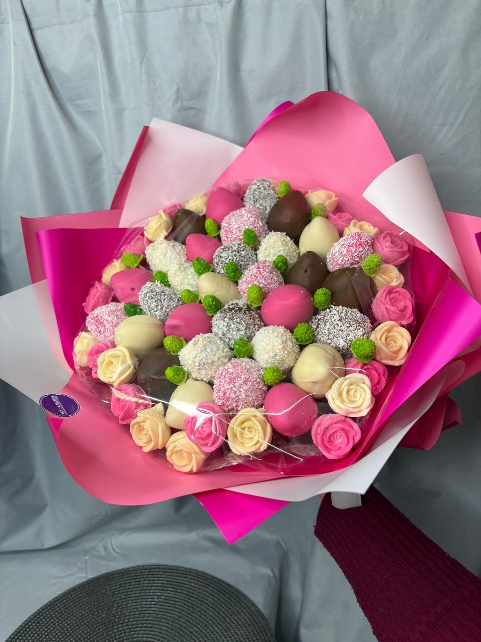 Букет из шоколадных роз и клубники в шоколаде Премиум мега-огромный . Подарок на 1 сентября , день рождения