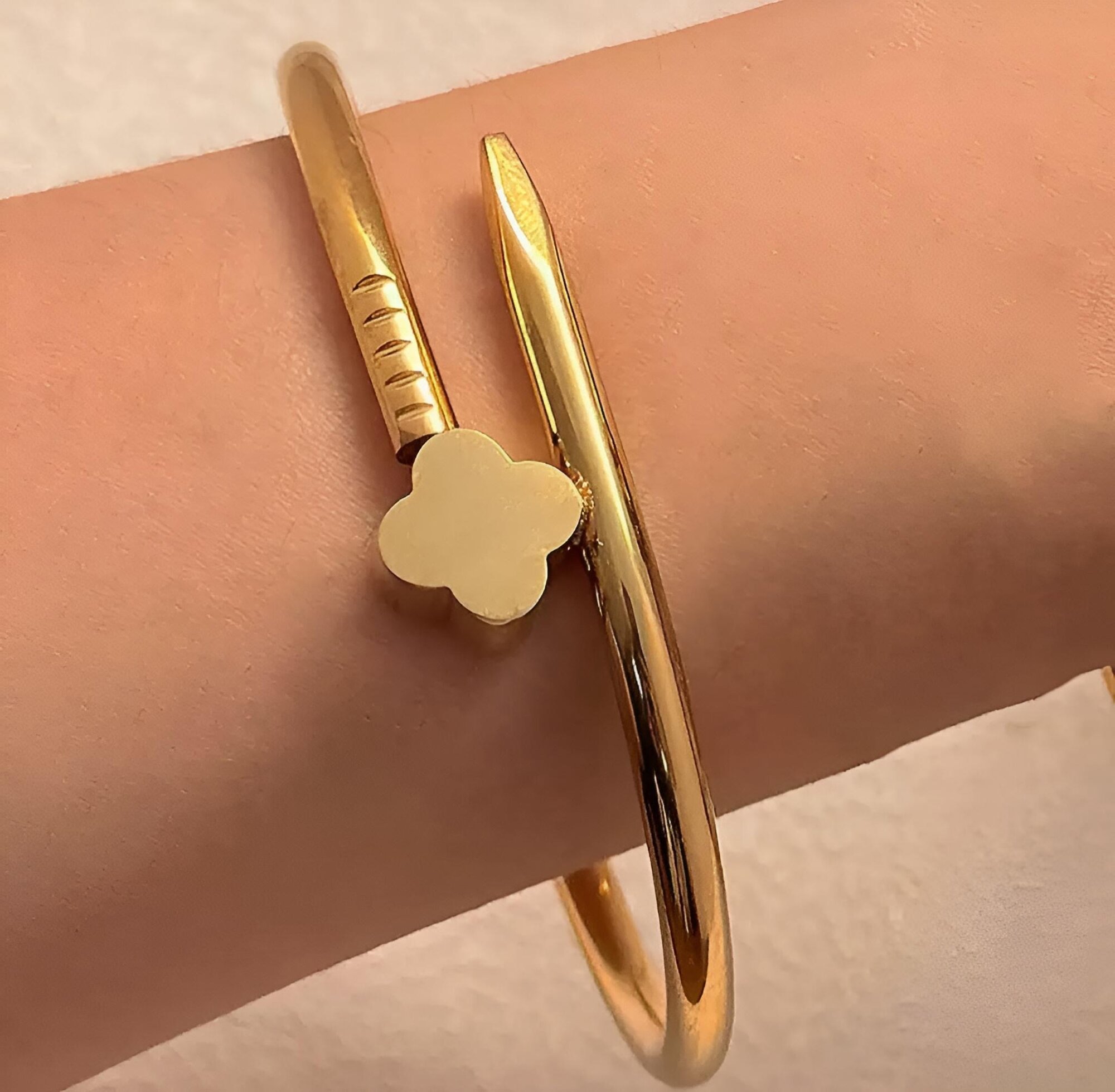 Жесткий браслет