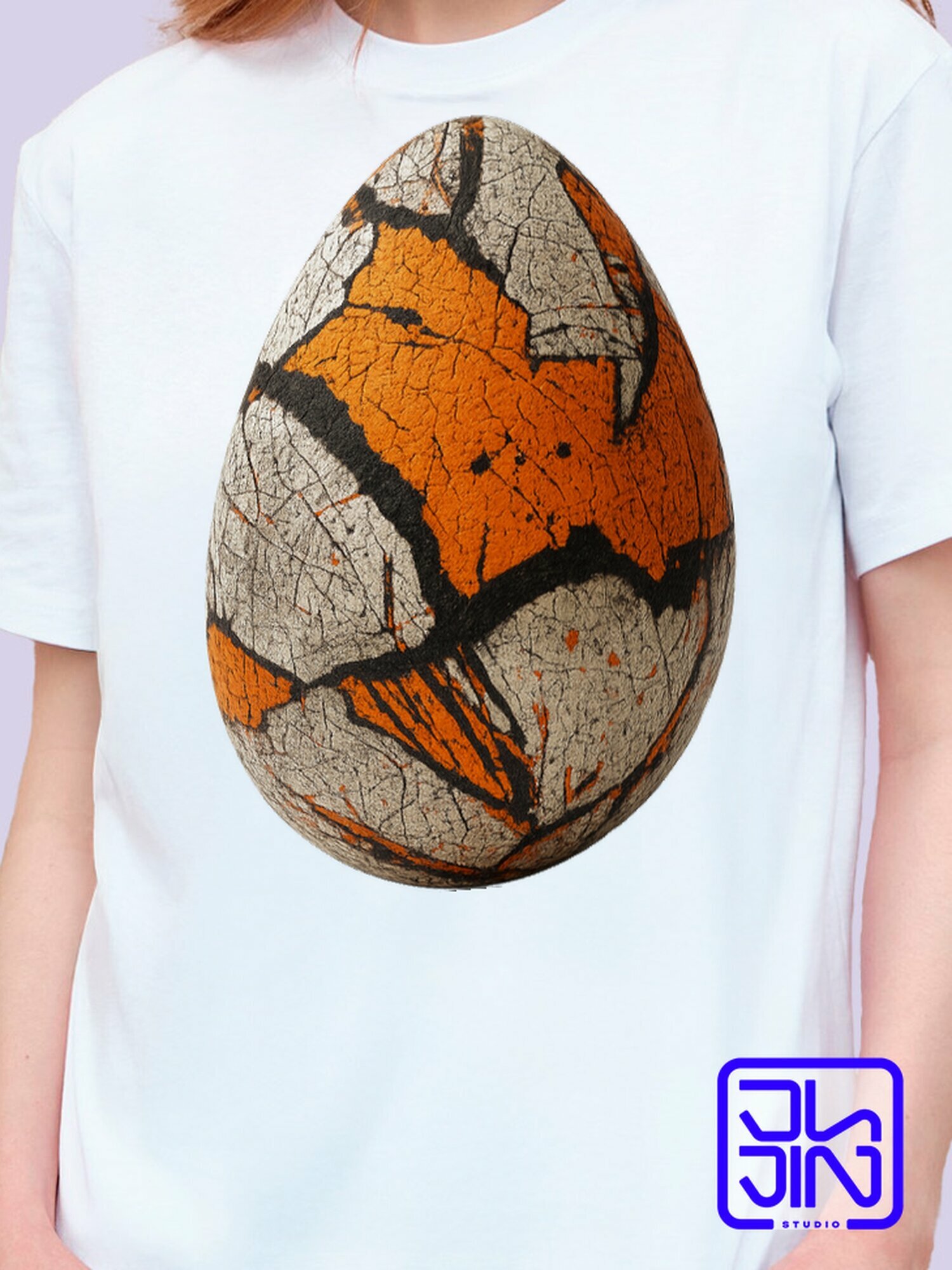 Футболка классическая женская с авторским принтом Яйцо абстрактное светло-серое с оранжевым, граффити камуфляжная абстракция, белый хлопковый трикотаж с прикольным рисунком на груди