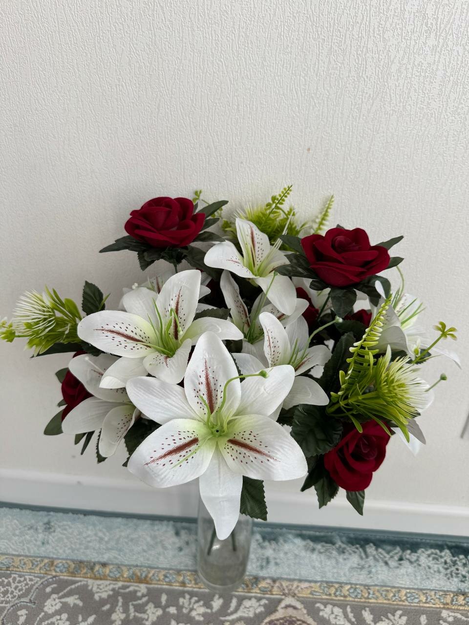 Искусственные цветы на кладбище, букет 58, ПВХ, красные, белые, зеленые