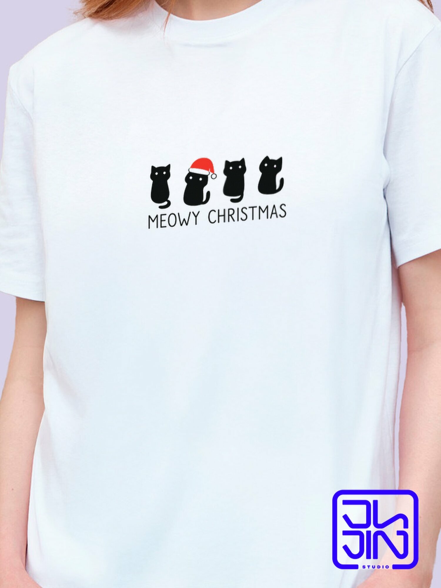 Футболка классическая женская с авторским принтом Минималистичная черно-белая смешная кошка в шапке санты на рождество, белый хлопковый трикотаж с прикольным рисунком на груди