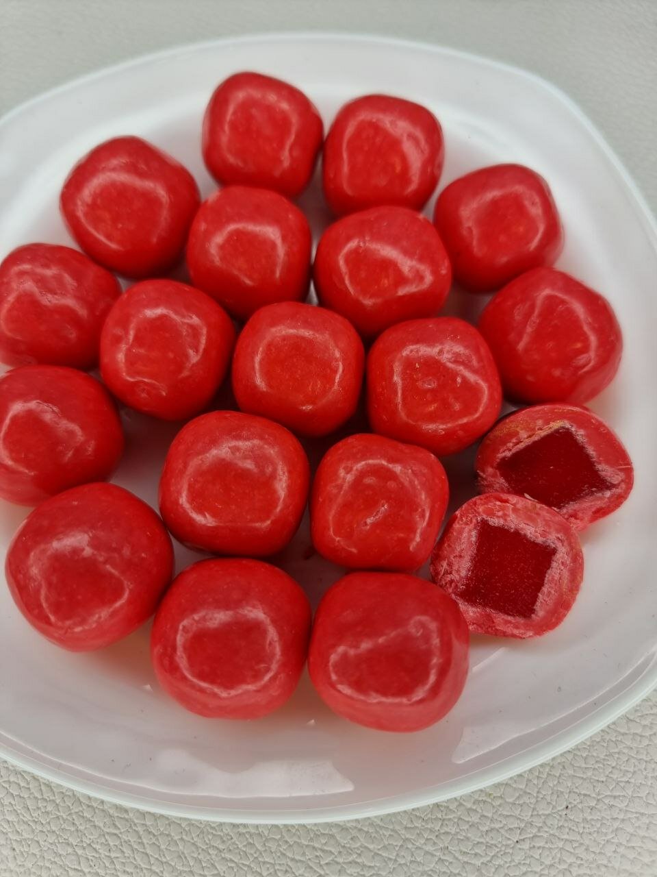 Ирис спелая клубника в йогуртово-шоколадной глазури 250 гр.