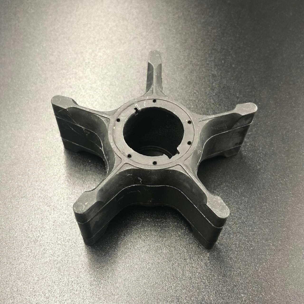 Крыльчатка помпы охлаждения для лодочного мотора Suzuki DF90-175 / DF100-175A (17461-90J01) (Omax)