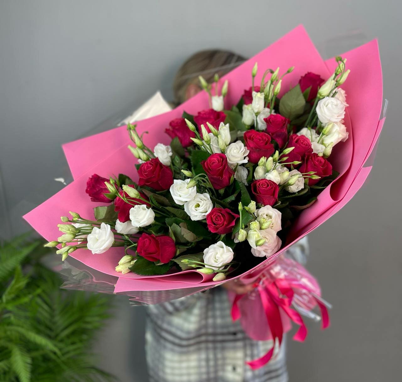Шикарный букет цветов роз "Вечерний комплимент", роза 15 шт/эустома 8 шт/салал / подарочный букет любимой с доставкой