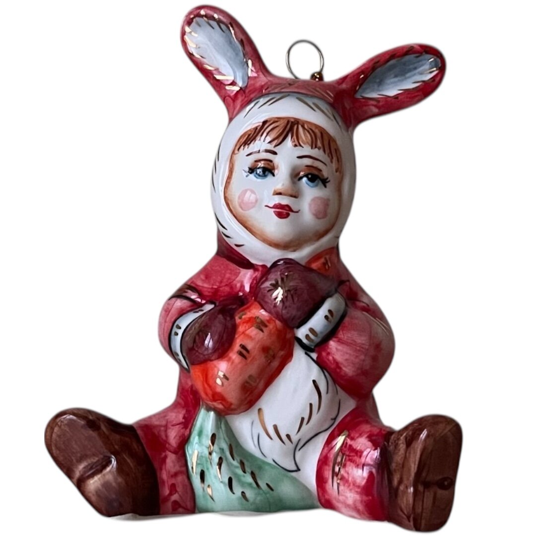 Елочная игрушка Малыш в костюме зайчика цветной с золотом Лефортовский фарфоровый завод. Елочная игрушка из фарфора