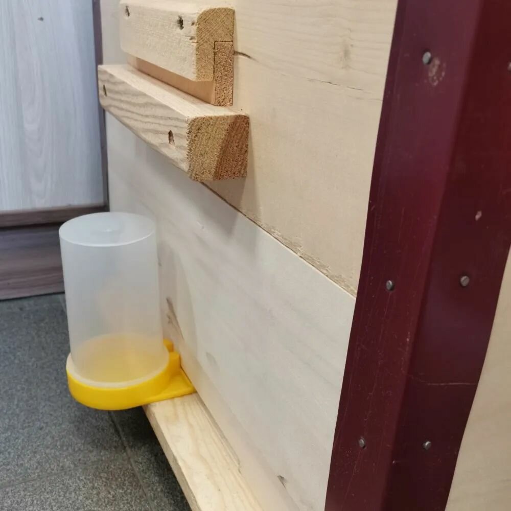 Кормушка - поилка 500мл (1 штука) для пчел летковая, наружняя