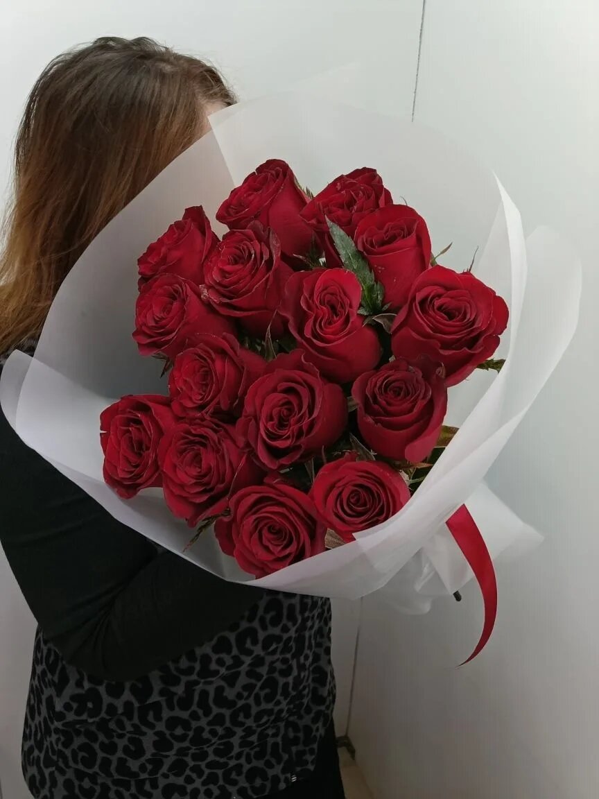 Розы "Любимая", страстные, красные, 13 шт, в красивой упаковке с лентой