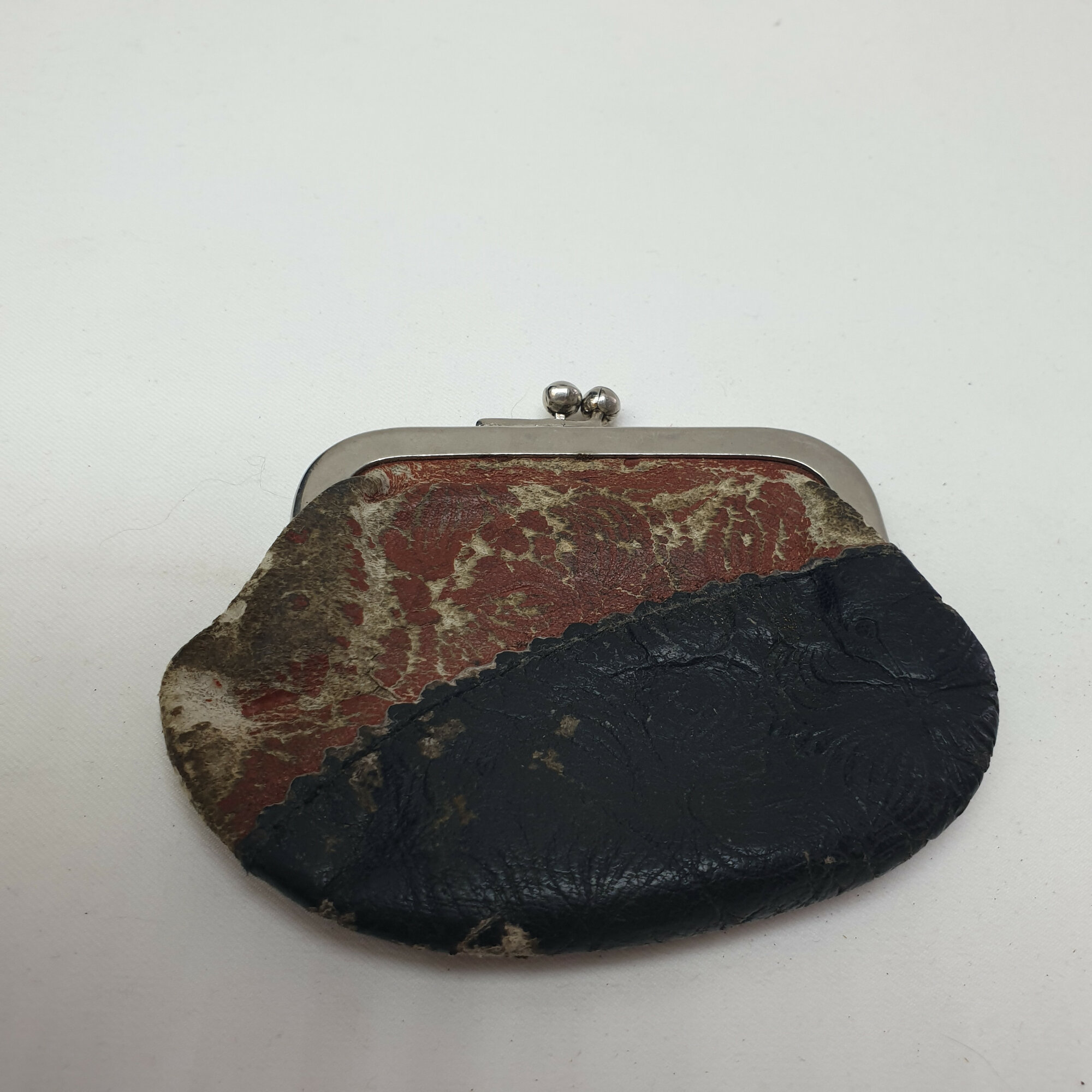 Винтажный кошелек-монетница 8х10 см, двухцветный, кожа, металлическая фурнитура, следы времени, СССР