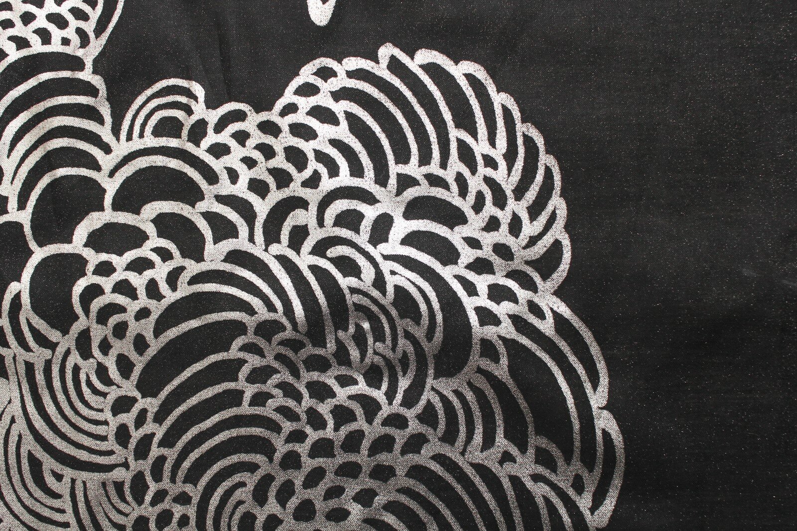 Ткань Хлопок-перламутр серебряное напыление, рисунок на чёрном хлопке, ш152см, 0,5 м