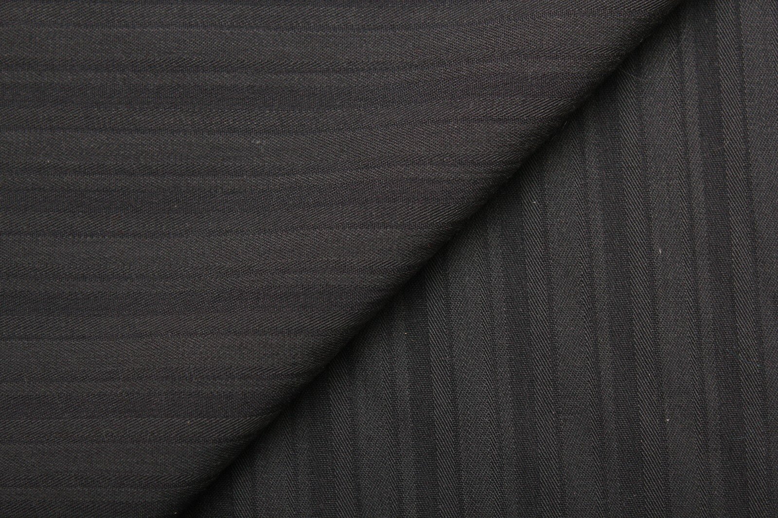 Ткань костюмная-стрейч чёрная в жаккардовую полоску, ш144см, 0,5 м