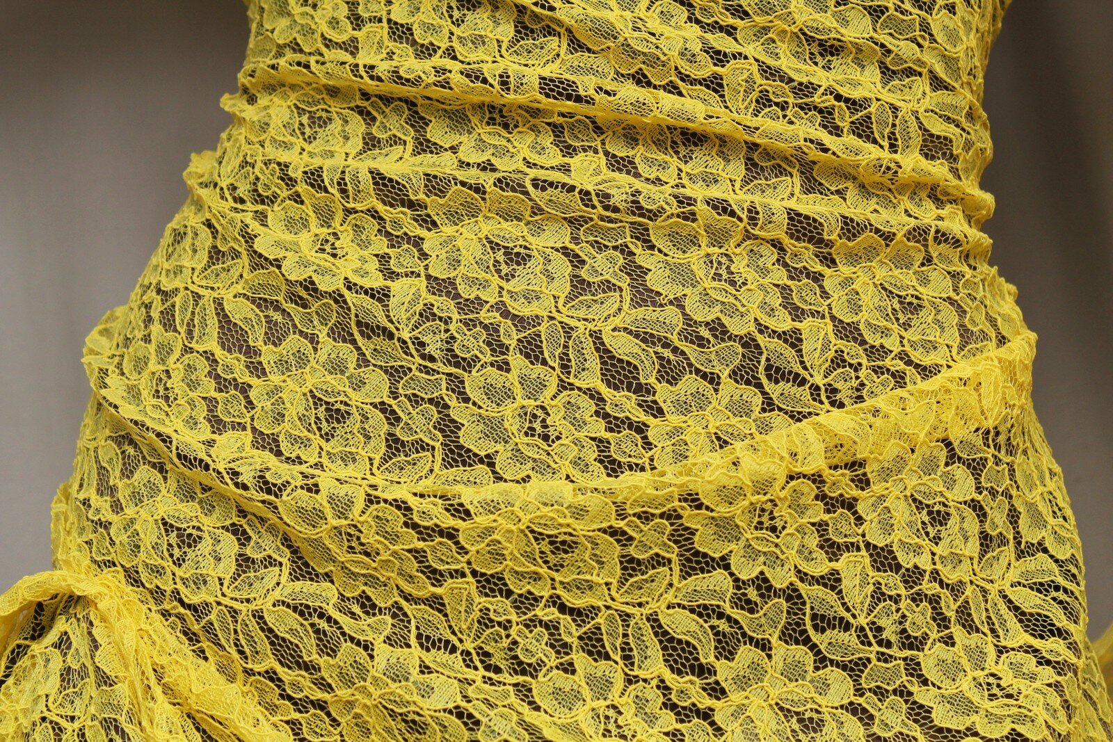 Ткань Кружево-стрейч с кордом ярко-жёлтое, ш148см, 0,5 м