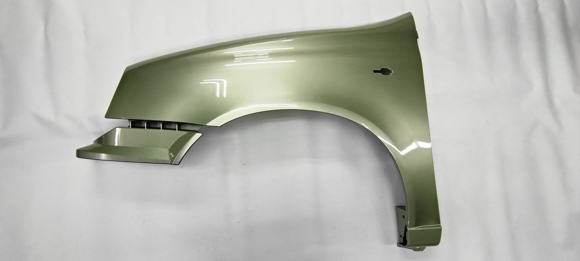 Крыло пластиковое левое Калина 1 , окрашенное в цвет Аспарагус 305