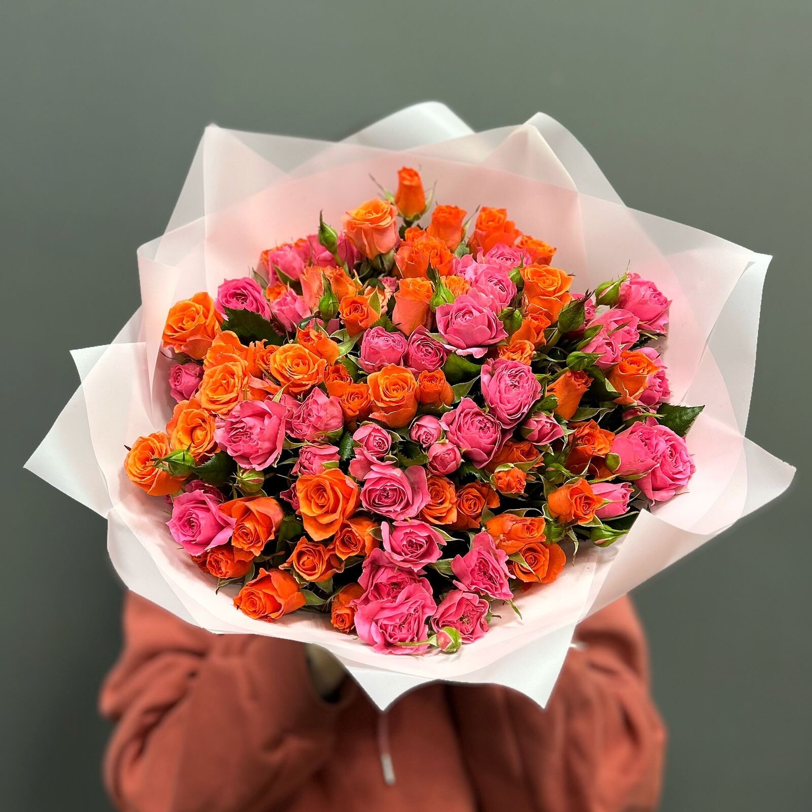 Монобукет FLOWELLE, из кустовых роз, розово-оранжевый, размер M, высота 50 см