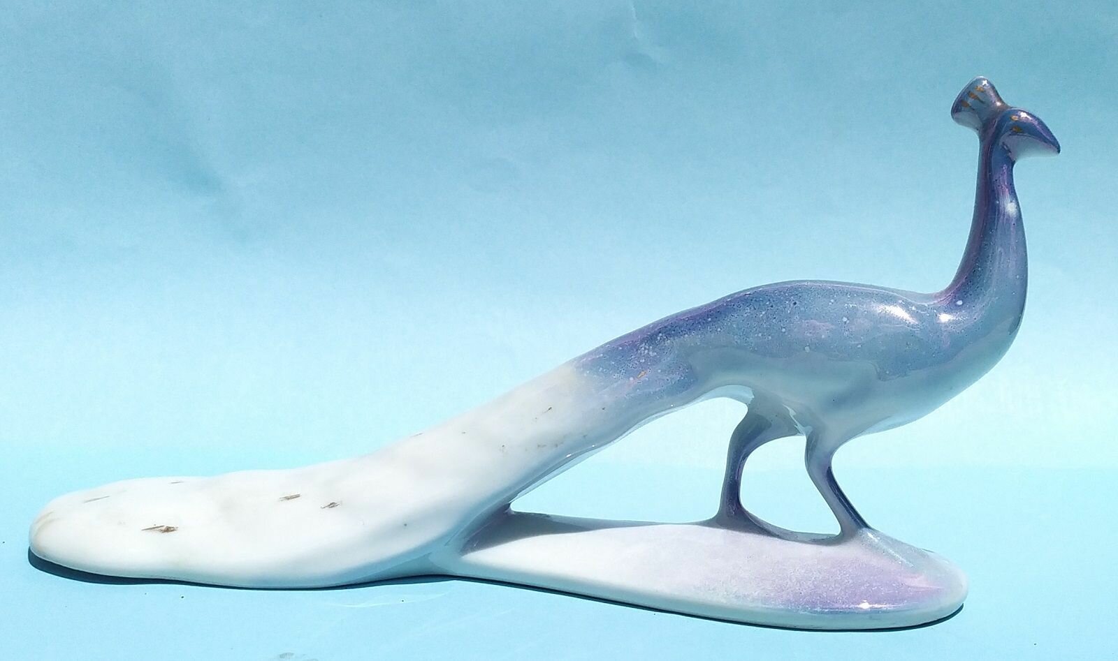 Павлин на прогулке Болгария 60 годы ХХ века. Фарфор, глазуровка.