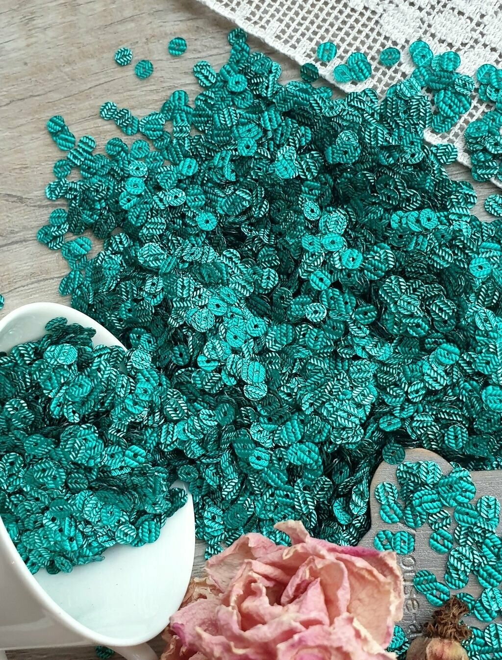 Пайетки круглые 4 мм, рифленые, изумрудно- зеленые #g.9. Упаковка 3 грамма. Италия Brambilla