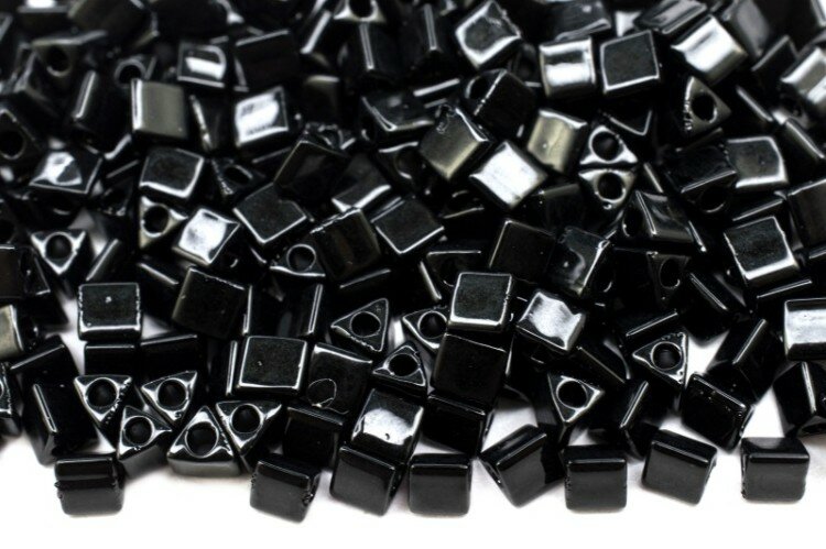 Бисер японский MIYUKI Sharp Triangle треугольный 8/0 #0401 черный, непрозрачный, 5 грамм