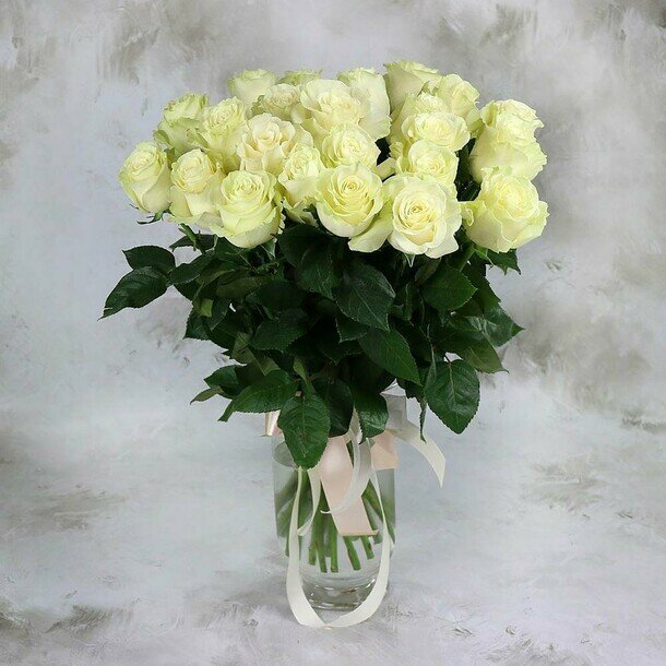 Монобукет Well Flowers, 25 белых эквадорских роз, круглый, на стеблях, высота 60см, букет свежих цветов