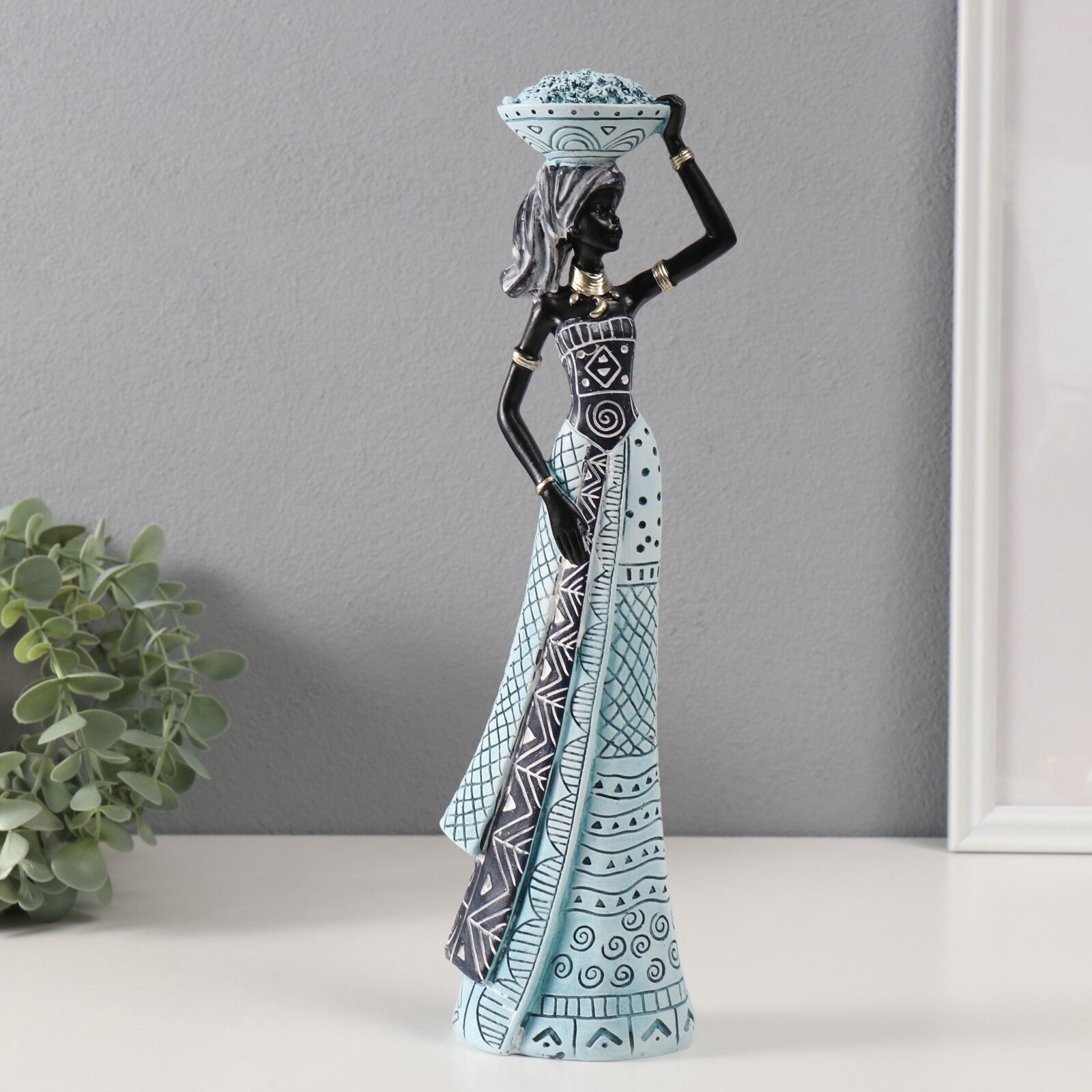 Фигурка полистоун «Африканка с тарелкой на голове», белый с синим, 10.5×6.5×33 см