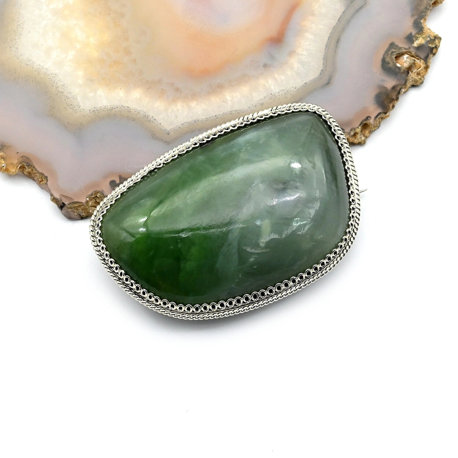 Брошь, нефрит