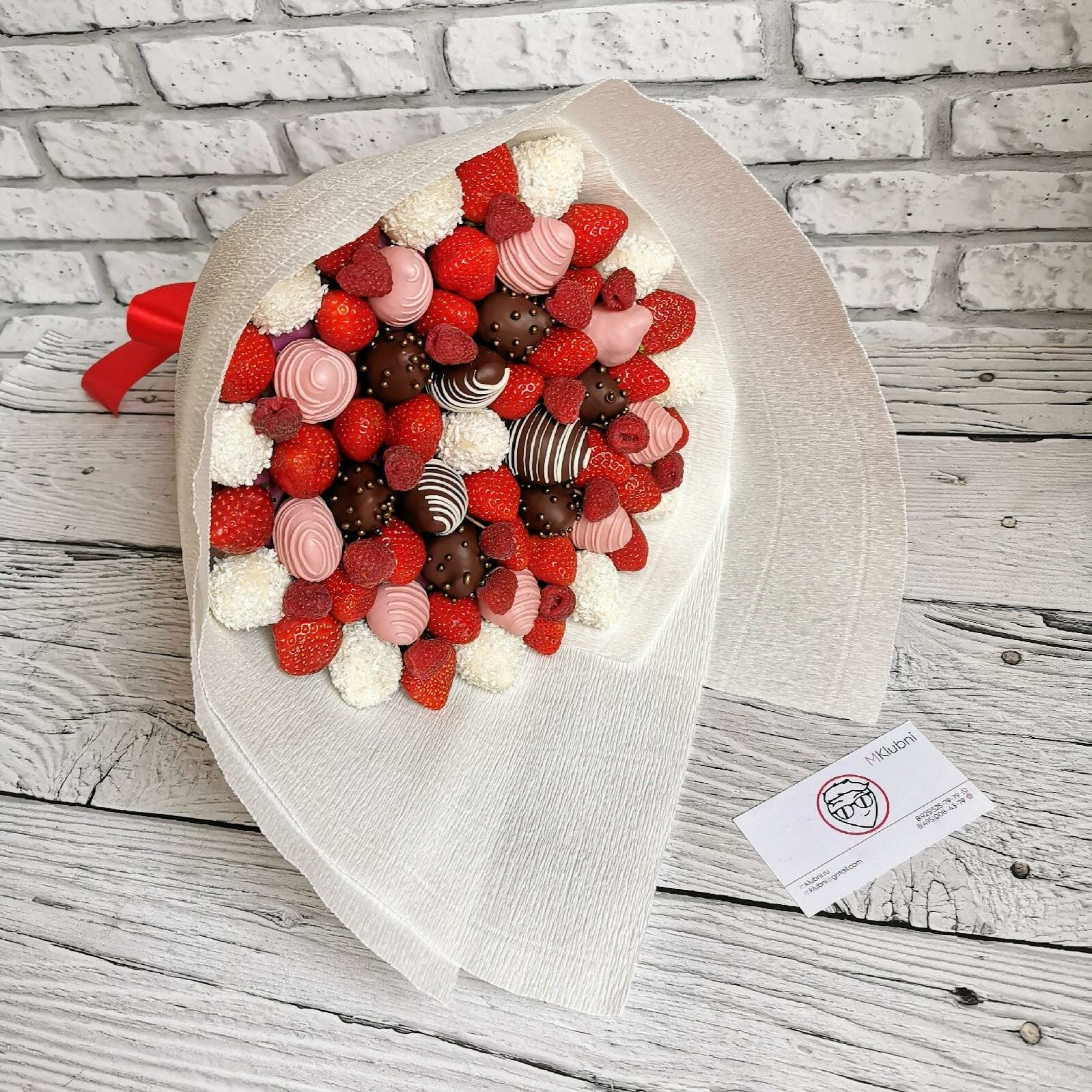 Подарочный букет Mklubni "Guccie" из клубники в шоколаде с малиной