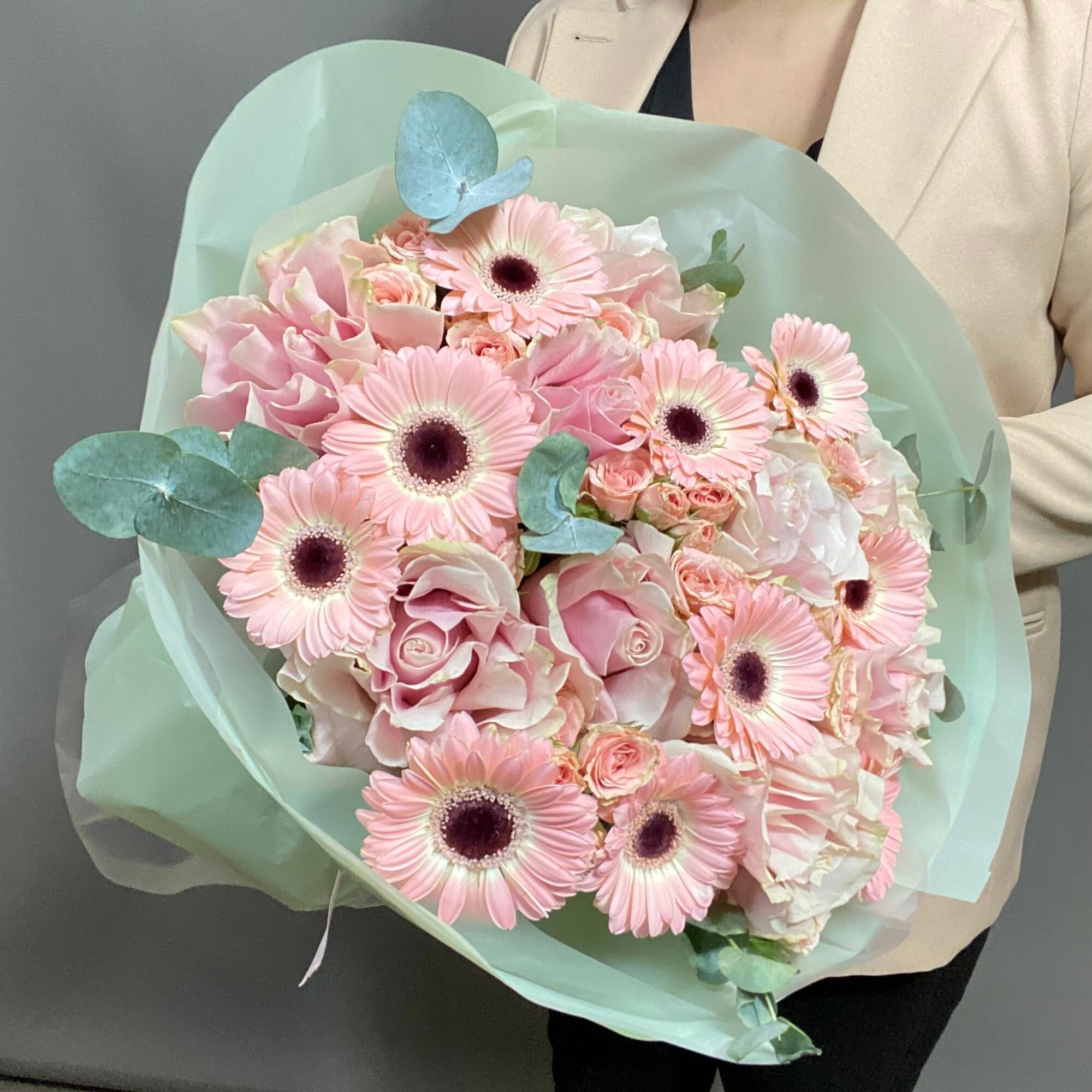 Розовый букет (розы французские, розы кустовые, эвкалипт), высота букета 50 см — фото 1