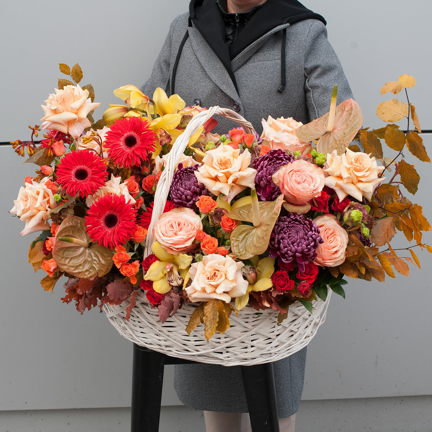 Корзина орхидей, хризантем, антуриумов, гербер, роз осенней зелени "Вальс-бостон"