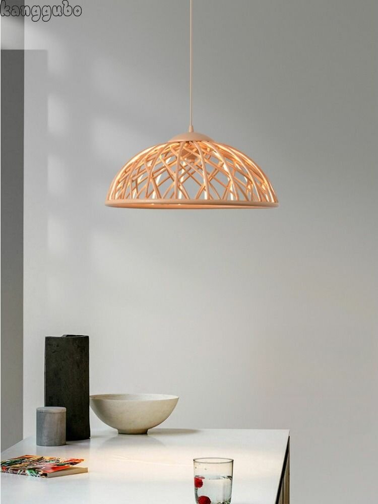 Круглый светильник из плетеной сетки