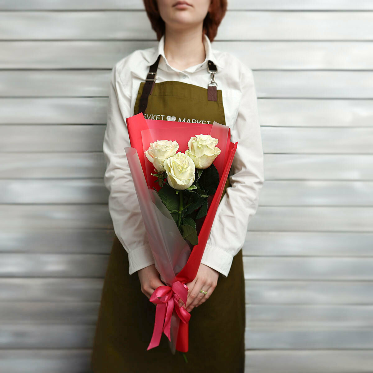 Букет живых цветов из 3 белых роз в упаковке, Эквадор, 60 см