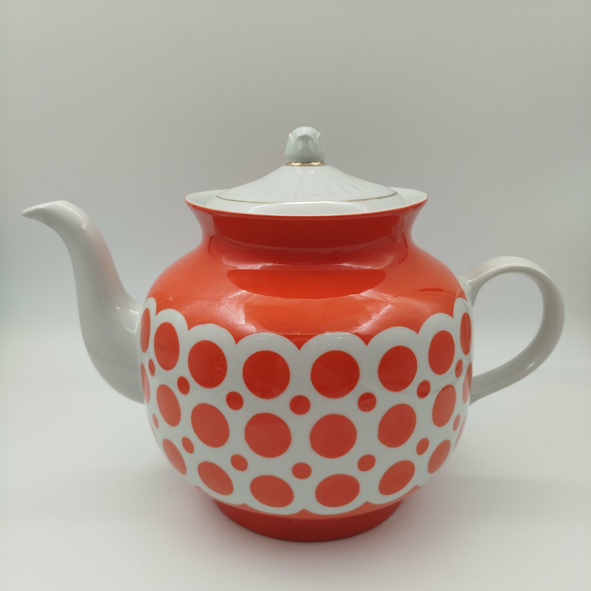 Чайник доливной, украшенный геометрическим декором, фарфор, крытье, золочение