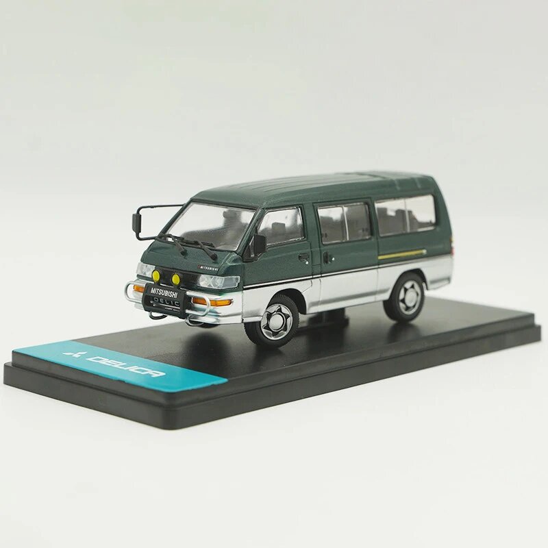 Модель автомобиля Bburago Delica MPV 1:43 Зеленый, Green