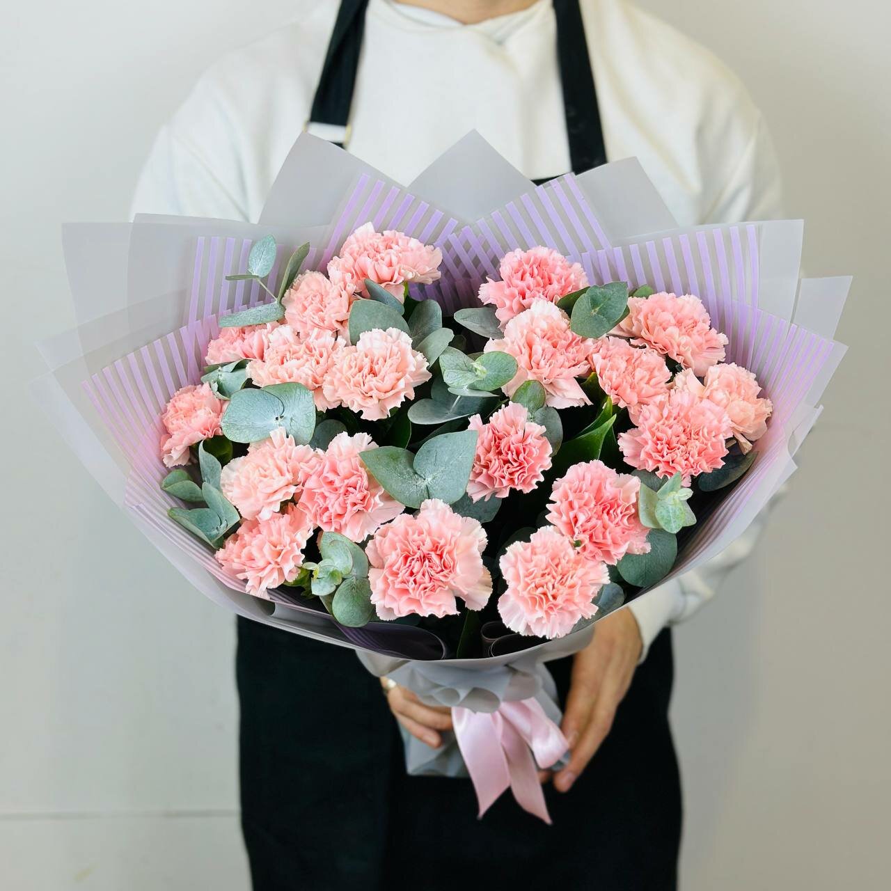 Монобукет Rybe-Flowers "Розовые диантусы", с эвкалиптом, высота 50 см