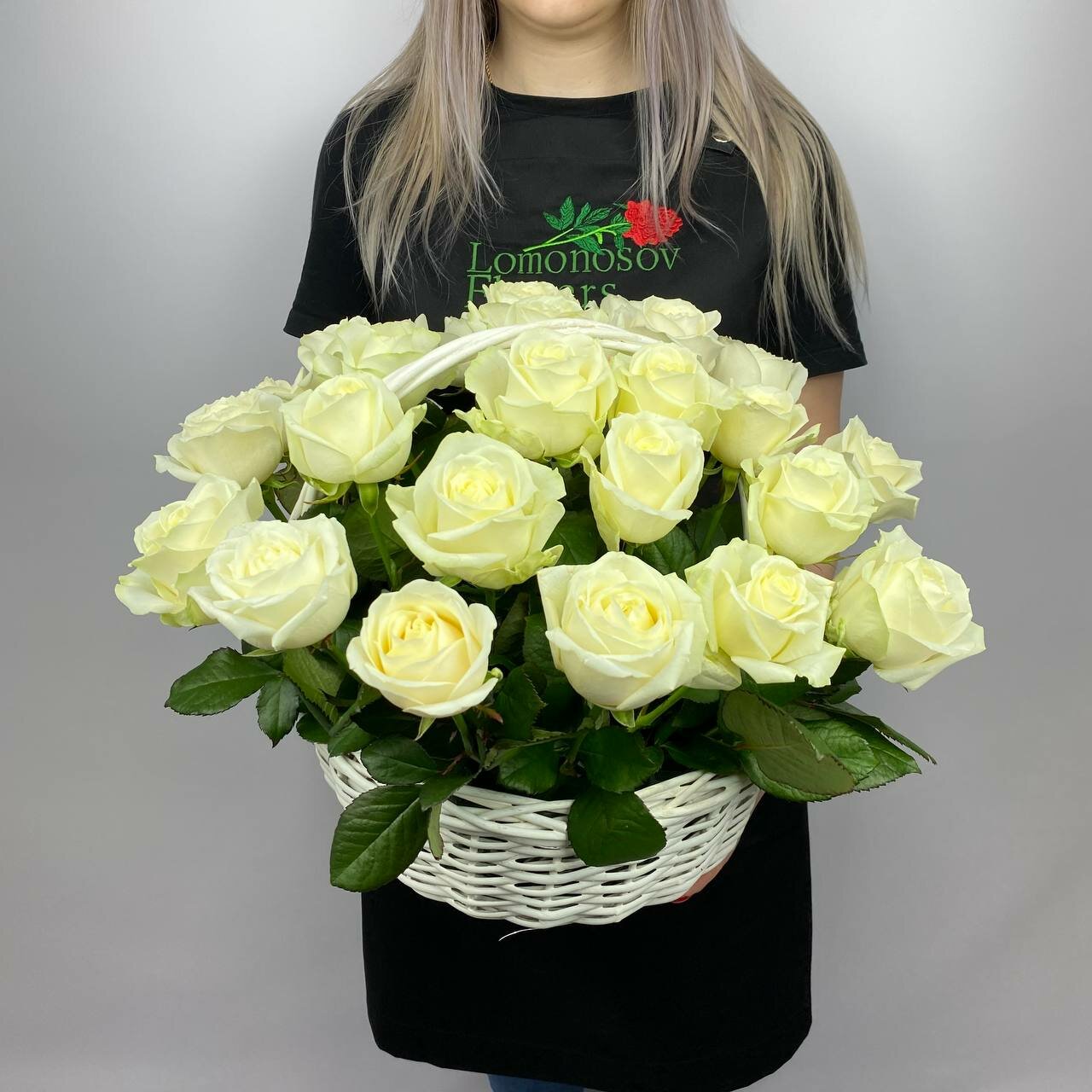 Корзина из 25 белых роз